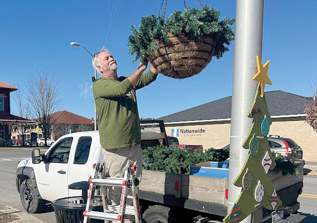 Decorating Downtown Baskets | News, Sports, Jobs - The Intermountain